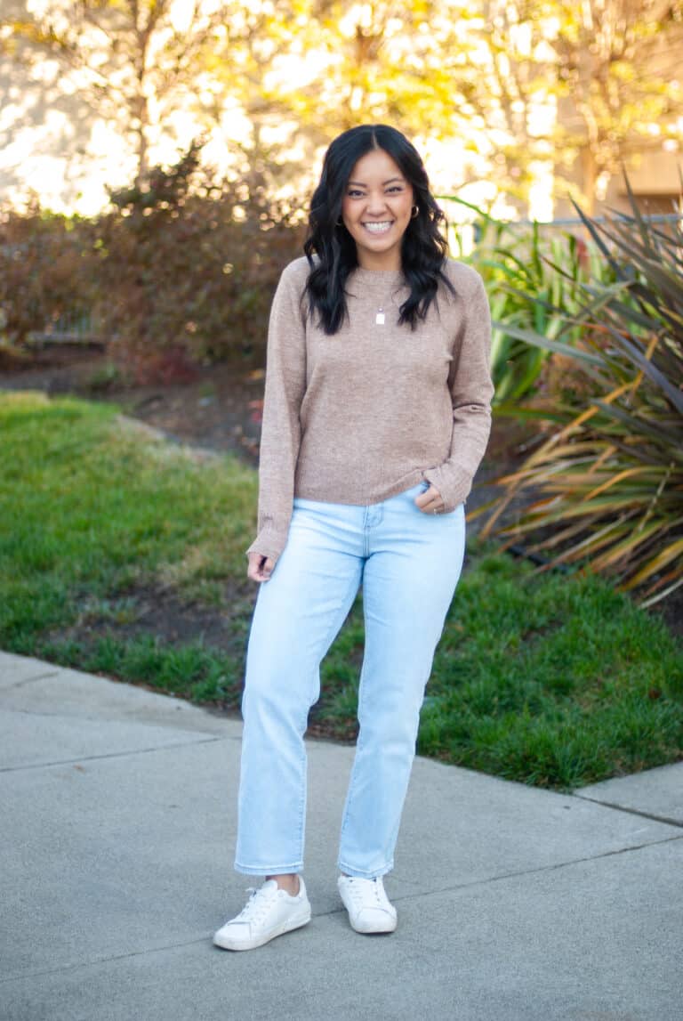 6 Outfits With a Brown Sweater for Fall